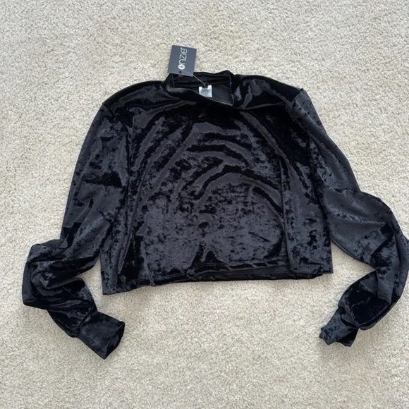 Onzie | Tops | Nwt Onzie Sm Crushed Black Velvet Long Sleeve Crop Top ...